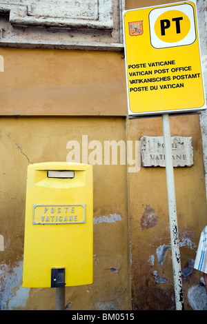 Sign for the Vatican Post Office (Poste Vaticane) in St. Peter's Square ...