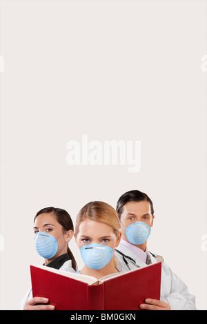 Portrait of doctors wearing flu masks Stock Photo - Alamy