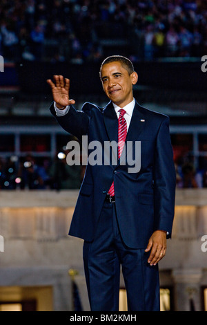Barack Obama Waving to the Delegates Stock Photo - Alamy