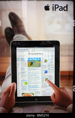 Advert for the Apple iPad, Chicago, USA Stock Photo - Alamy