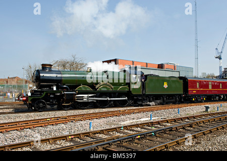 Side view of GWR Castle Class steam locomotive "Earl of Mount Edgcumbe ...