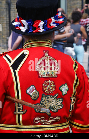 Beefeater Tower of London England UK Yeoman Warder costume history ...