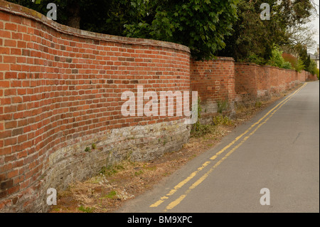 Crinkle Crankle brick wall Stock Photo - Alamy