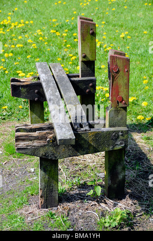 delapidated park bench Stock Photo - Alamy
