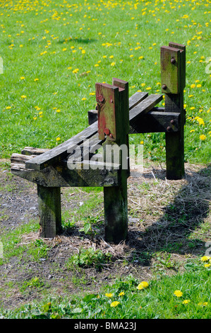 delapidated park bench Stock Photo - Alamy