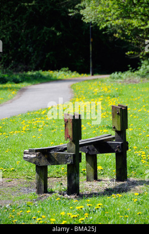 delapidated park bench Stock Photo - Alamy