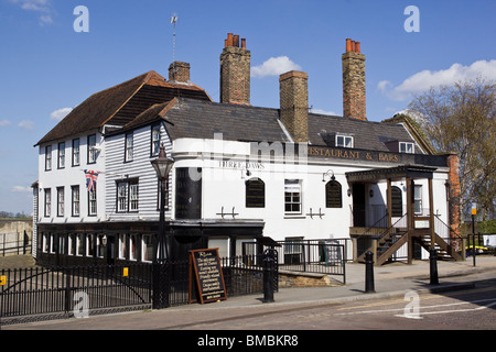 The Three Daws Public House Gravesend. The pub first gained its licence ...