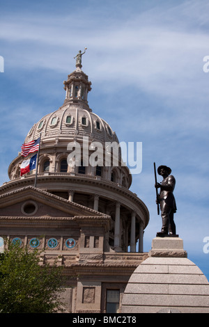 heroes of the alamo statue outside the state capitol building austin ...