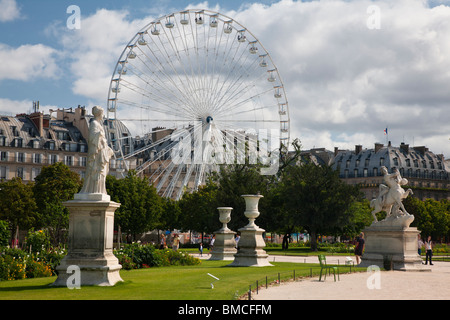 Statues outside the Louvre in Paris, France Stock Photo - Alamy