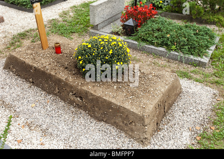A new, simple grave in a cemetery Stock Photo - Alamy