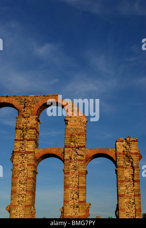 Acueducto romano de los Milagros en Mérida España Stock Photo - Alamy