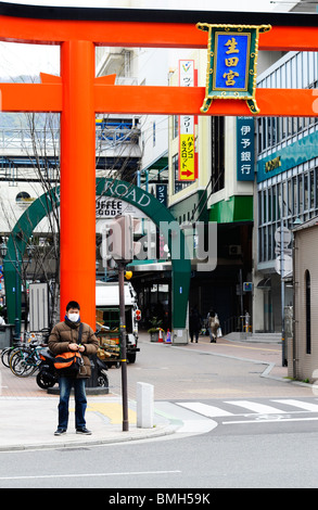 a man wearing a facemask Stock Photo - Alamy