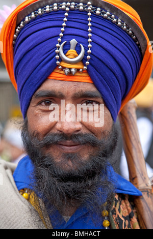 PORTRAIT OF A SIKH SARDAR MAN WEARING A TRADITIONAL BHANGRA OUTFIT ...
