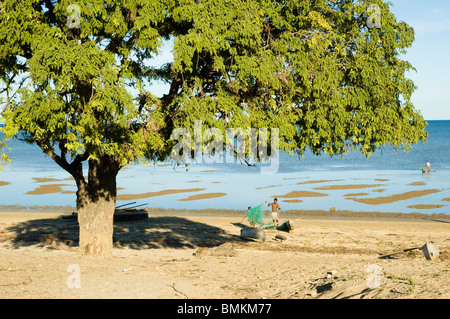 Madagascar, Mangily. Fishermen preparing their boats Stock Photo - Alamy