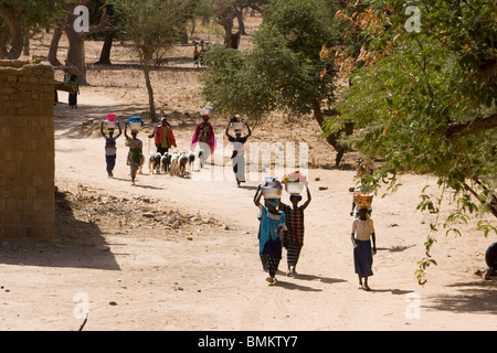 Mali, Baniani. People carrying baskets on their head Stock Photo - Alamy