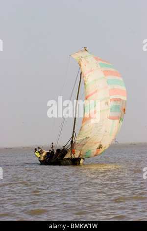Mali, Lake D'Ebo. Sail boat on Lake Debo - Niger River Stock Photo - Alamy