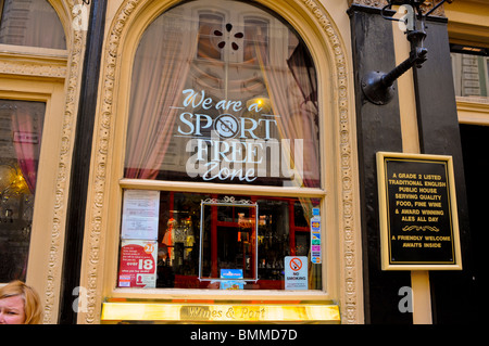 Old British Pubs, Bars, London, England, UK, People sharing Drinks ...