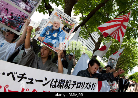 Japanese right wing protest against Sea Shepherd and Pete Bethune, and ...