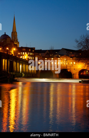 The arches of Pulteney Bridge reflected in the waters of the River Avon ...