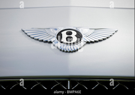 Bentley badge on bonnet Stock Photo - Alamy