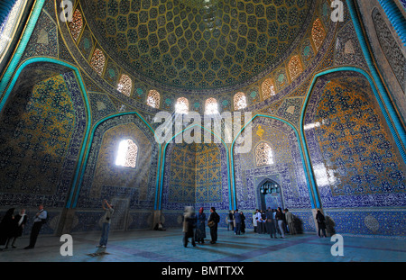 interior of the Masjid-i Sheikh Lotfallah, Esfahan, Iran Stock Photo ...