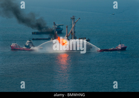 Helix Q4000 burning oil at the MC252 (Mississippi Canyon Block 252 ...