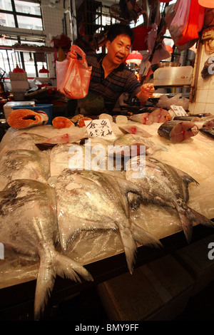 fishmonger at work Stock Photo - Alamy