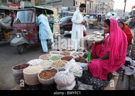 A street food vendor in Karachi Pakistan Stock Photo - Alamy