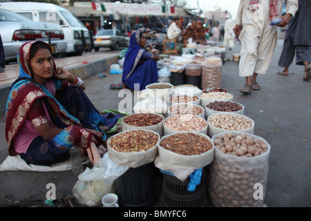 A street food vendor in Karachi Pakistan Stock Photo - Alamy