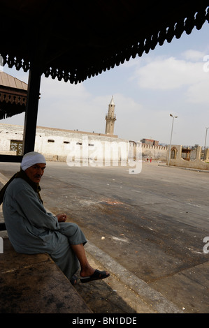 homeless muslim old man outside mosque near coptic cairo, egypt Stock ...