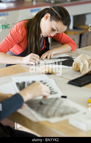 Students drawing with charcoal in art class Stock Photo - Alamy