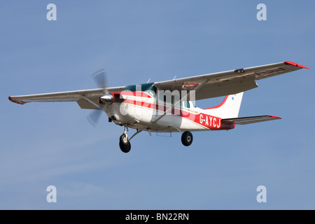 Cessna TP206D Super Skylane (Skywaggon) G-AYCJ on final approach to ...