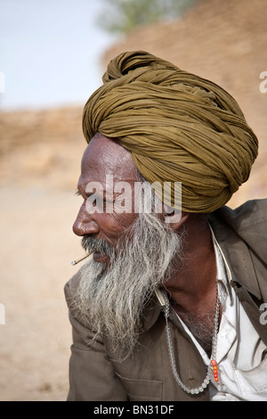 Old indian man smoking a biri (indian cigarette). Jaisalmer. Rajasthan ...