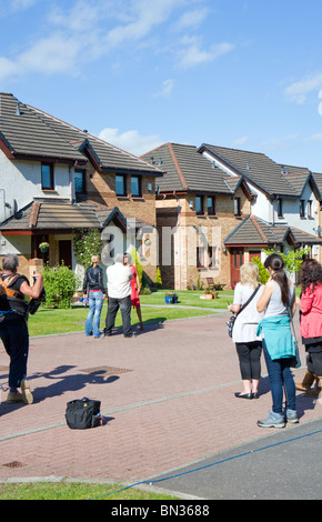 TELEVISION CREW FILMING ADVERT IN SUBURBAN STREET Stock Photo - Alamy
