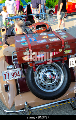 1951 MG TD rear luggage rack & suit case Stock Photo - Alamy