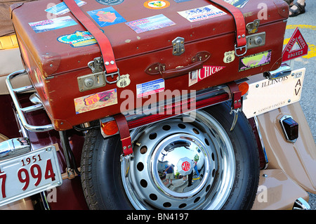 1951 MG TD rear luggage rack & suit case Stock Photo - Alamy