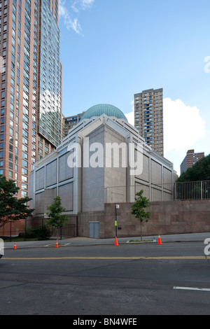 The mihrab of the mosque at the Islamic Cultural Center of New York ...