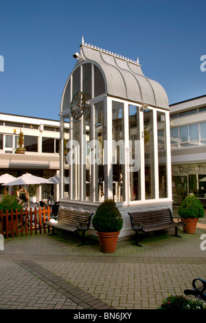 England, Cheshire, Stockport, Bramhall village shopping precinct Stock ...