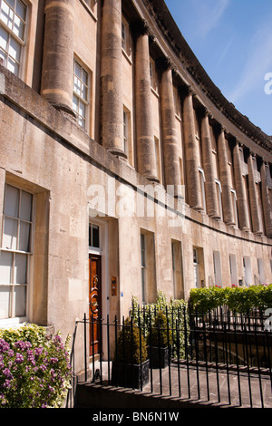 The Royal Crescent, a fine example of Georgian architecture in Bath ...