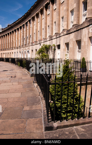 The Royal Crescent, a fine example of Georgian architecture in Bath ...