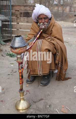 Elderly man smoking in Islamabad, Pakistan Stock Photo - Alamy