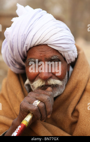 Smoking waterpipe in Pakistan Stock Photo - Alamy