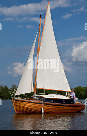 Sailing Boat on the Malthouse Broad, Norfolk Broads Stock Photo - Alamy