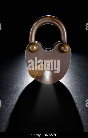 Light shining through a keyhole Stock Photo - Alamy