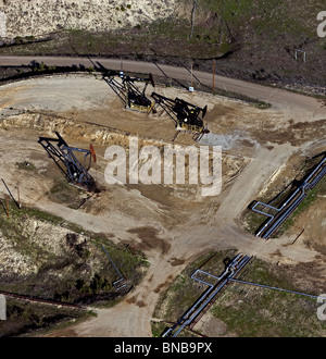 Crude oil extraction from Monterey Shale near Bakersfield California ...