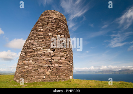 Eask tower overlooking Dingle bay, Dingle Peninsula, County Kerry ...