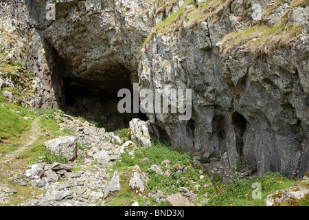 Victoria Cave in the Yorkshire Dales near Settle Stock Photo: 30405771 ...