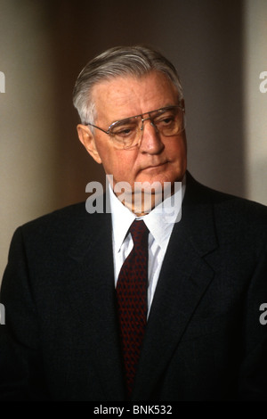 Former Vice President Walter Mondale and his wife Joan Mondale, far ...
