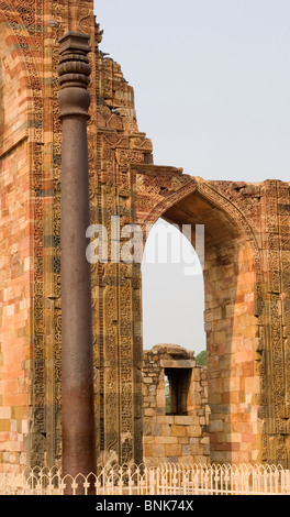 Iron pillar, Qutb Complex, Mehrauli Archaeological Park, Delhi, Uttar ...