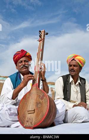 Indian man playing the tanpura. Khuri village. Rajasthan. India Stock ...